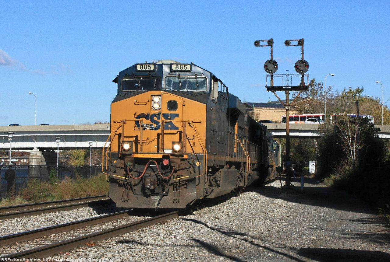 CSX 885 and train Q409